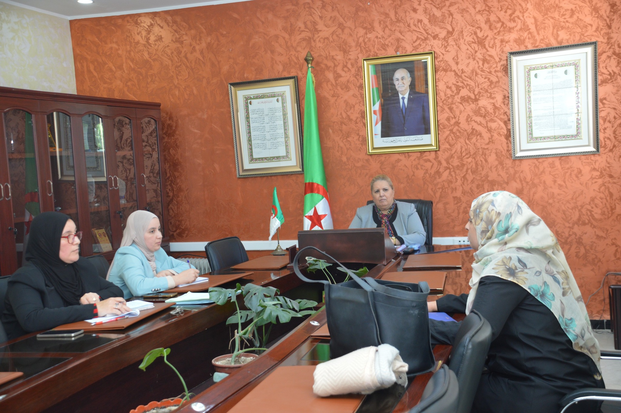 الاستماع للمواطنين و التكفل بمختلف انشغالاتهم - wilaya guelma